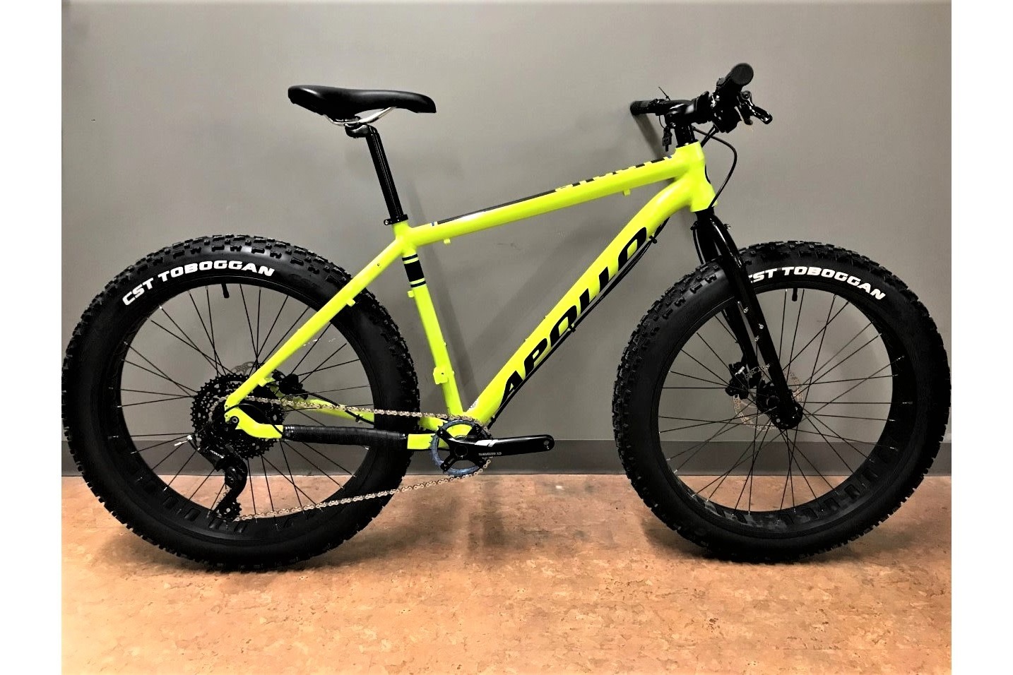 Apollo Stout Fatbike Large Revolution Cycle